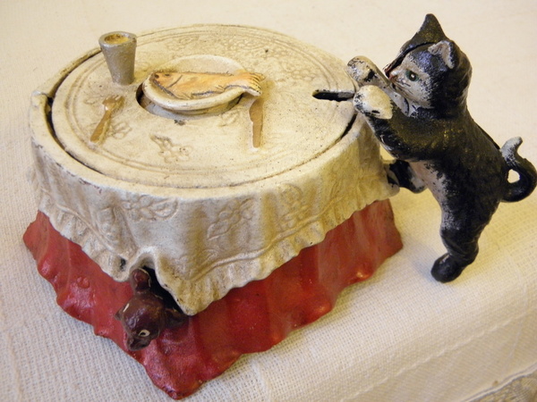 KOVOVÁ MECHANICKÁ KASIČKA - KOČKA SKÁČE NA STŮL