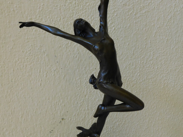 BALETKA S HOLUBICEMI - BRONZOVÁ SOCHA