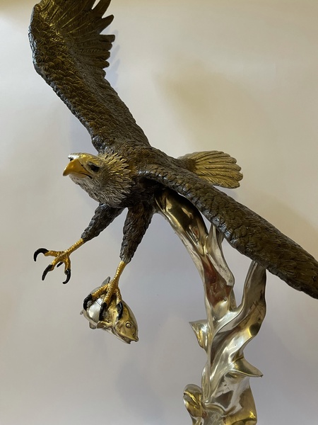 OREL BĚLOHLAVÝ V LETU S RYBOU - BRONZOVÁ SOCHA