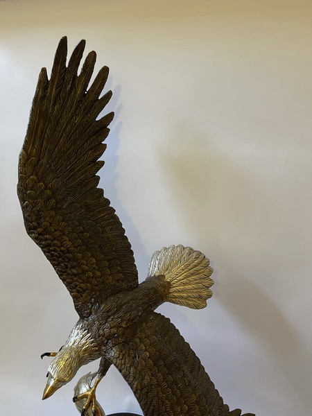 OREL BĚLOHLAVÝ V LETU S RYBOU - BRONZOVÁ SOCHA