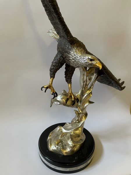 OREL BĚLOHLAVÝ V LETU S RYBOU - BRONZOVÁ SOCHA