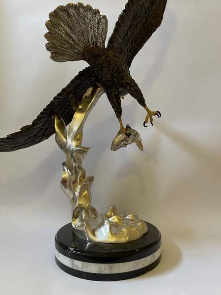 OREL BĚLOHLAVÝ V LETU S RYBOU - BRONZOVÁ SOCHA